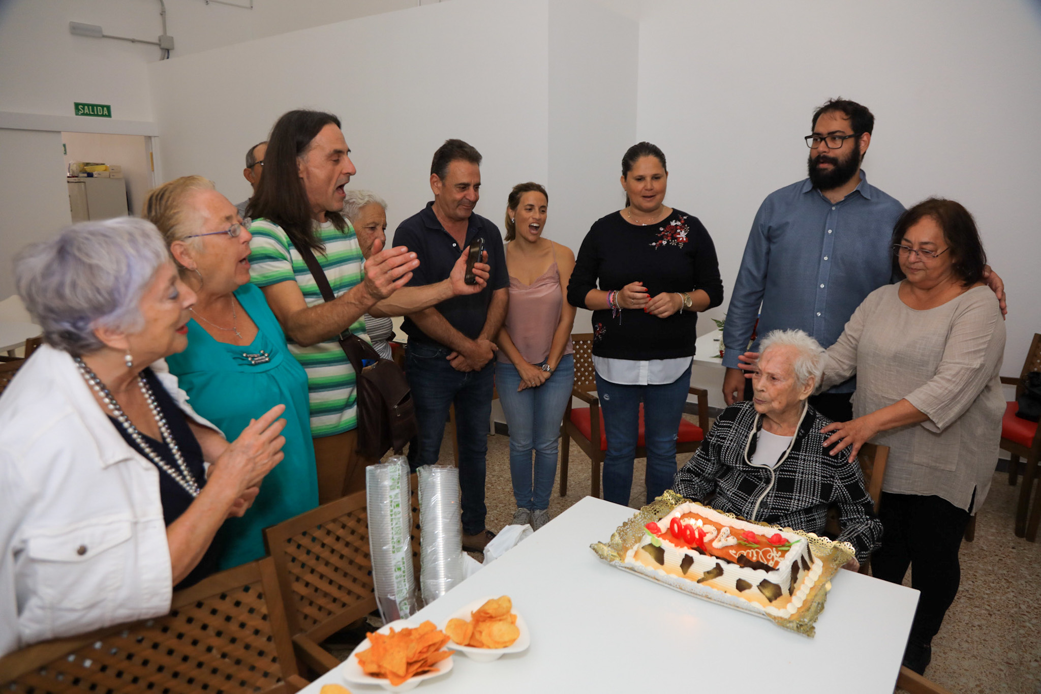 El Ayuntamiento de Tuineje felicita a la vecina centenaria, Rosa Medina ...